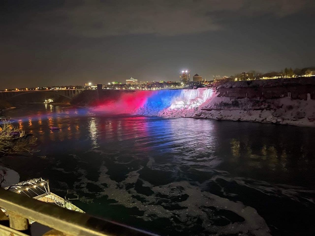 Canada: Niagara Falls in the colours of the Serbian tricolour ...